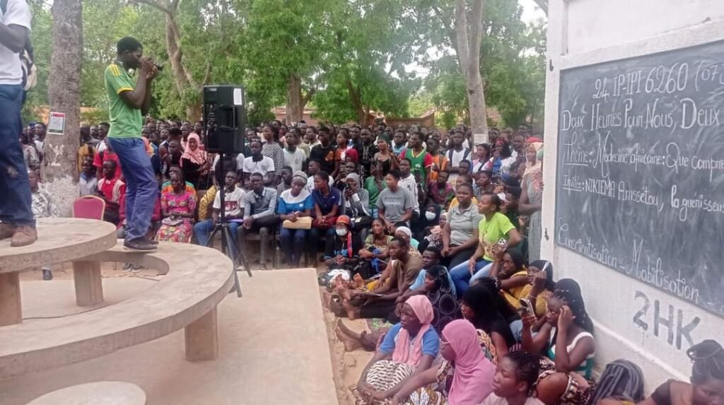 La guérisseuse de Komsilga Amsetou Nikiema sensibilise des étudiants ... La guérisseuse de Komsilga Amsetou Nikiema sensibilise des étudiants ...